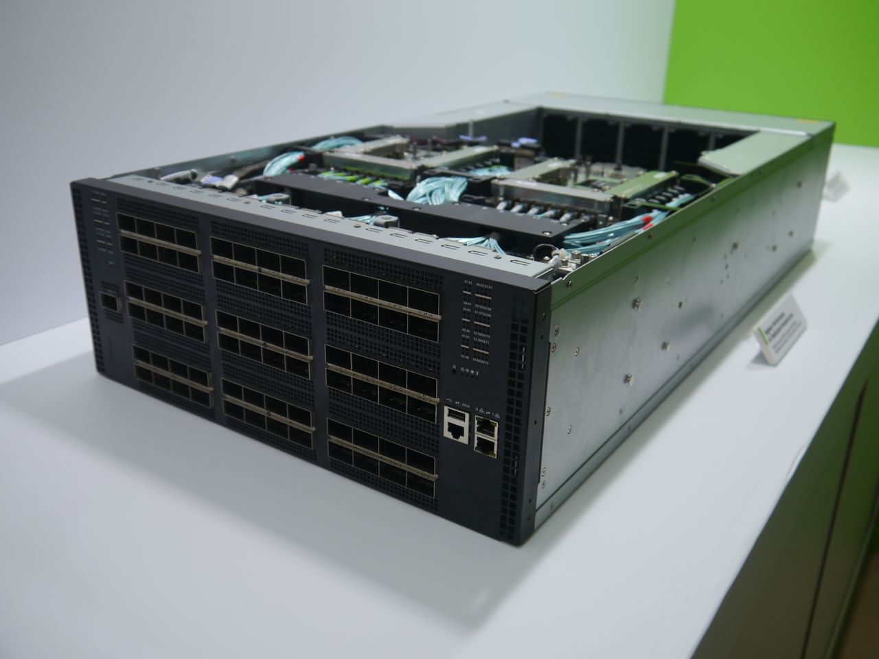 InfiniBand 800Gb網路駕到！輝達在臺公開4U、72埠交換器 | iThome